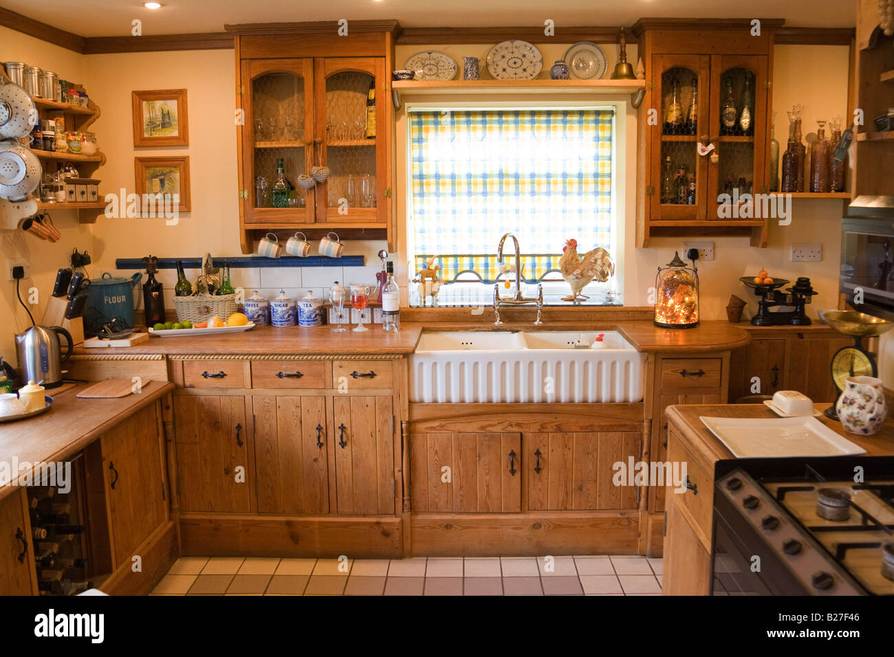 traditional country style kitchen Stock Photo - Alamy