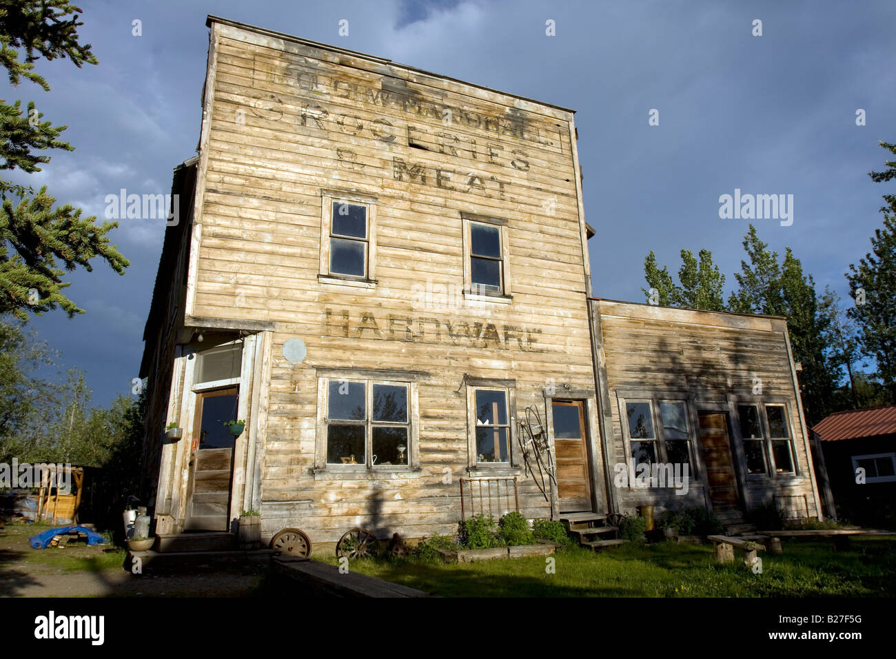 Old abandoned storefront hi-res stock photography and images - Alamy