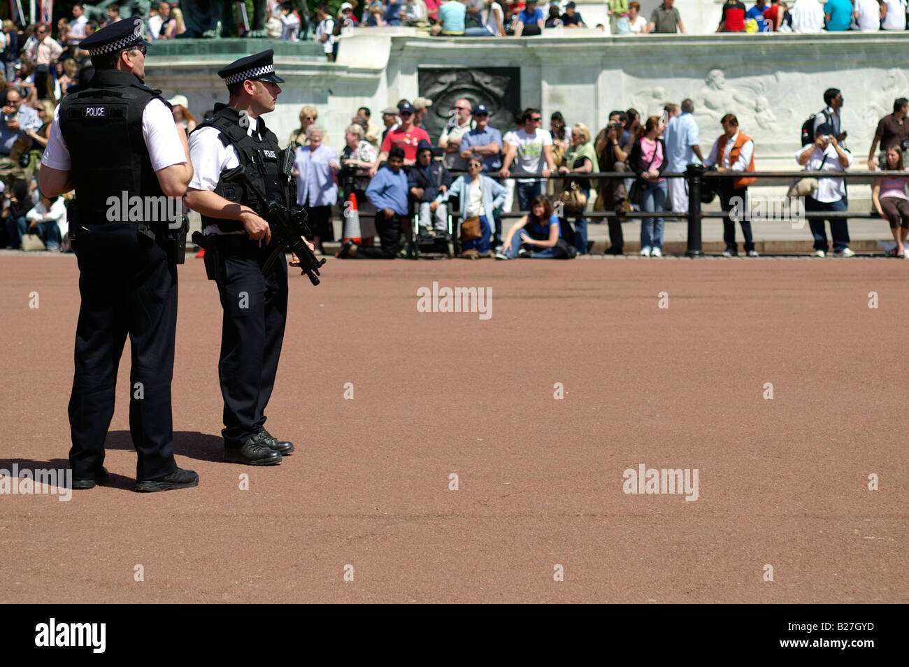 police watching crowd in front of Buckingham Place Stock Photo - Alamy