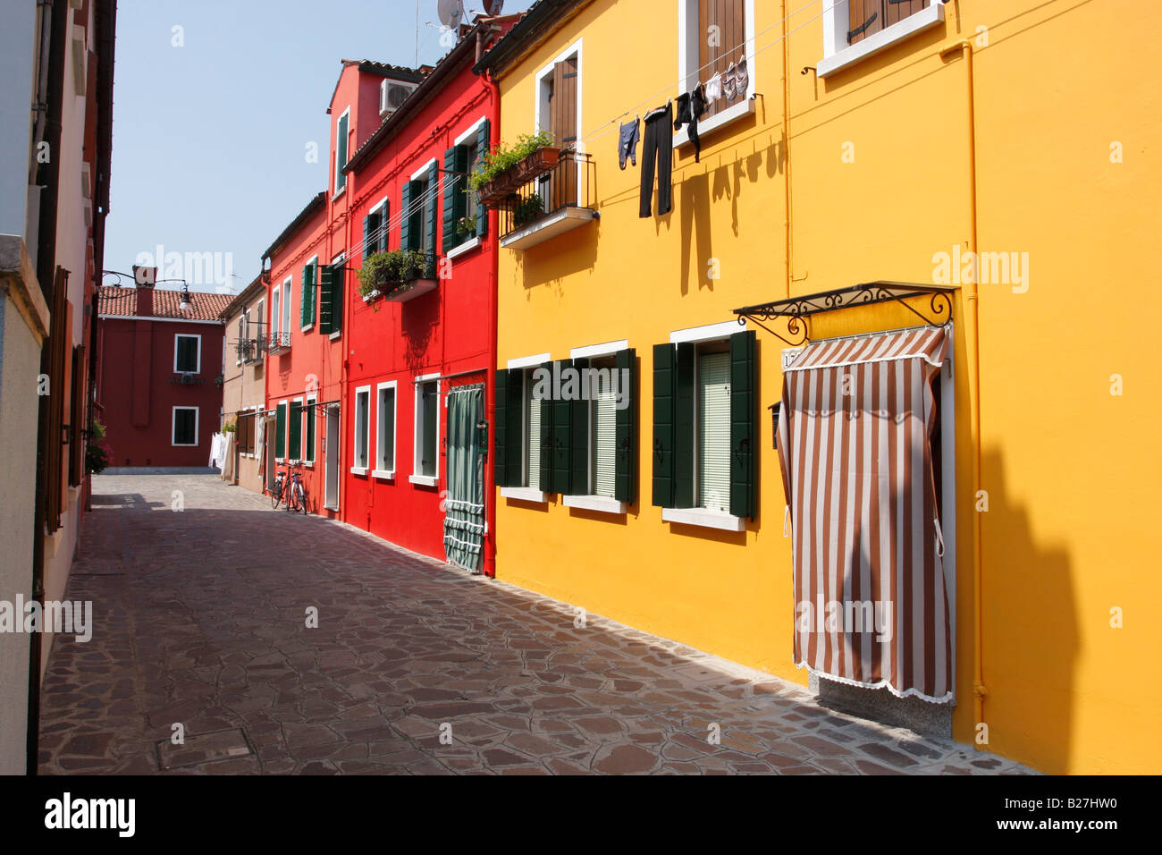 Row of colourful painted houses hi-res stock photography and images - Alamy