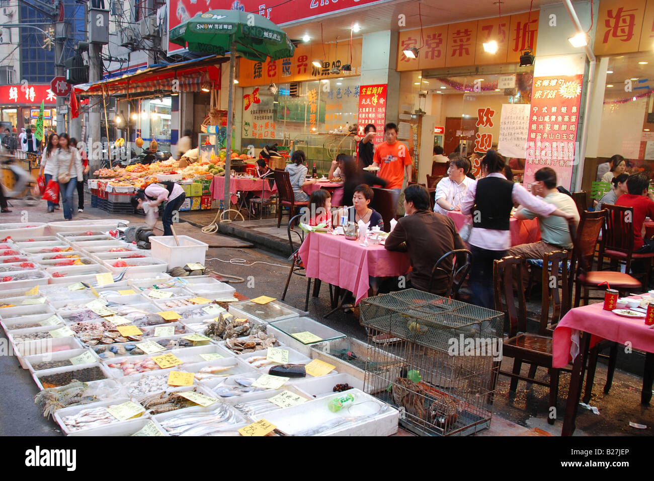 Fish market in shanghai china hi-res stock photography and images - Alamy