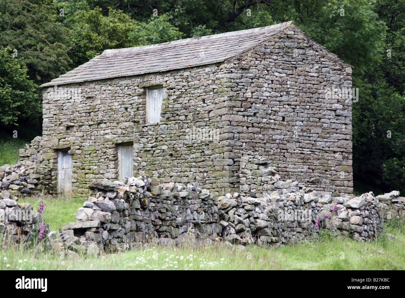 Old Limestone Field Barns High Resolution Stock Photography and Images ...