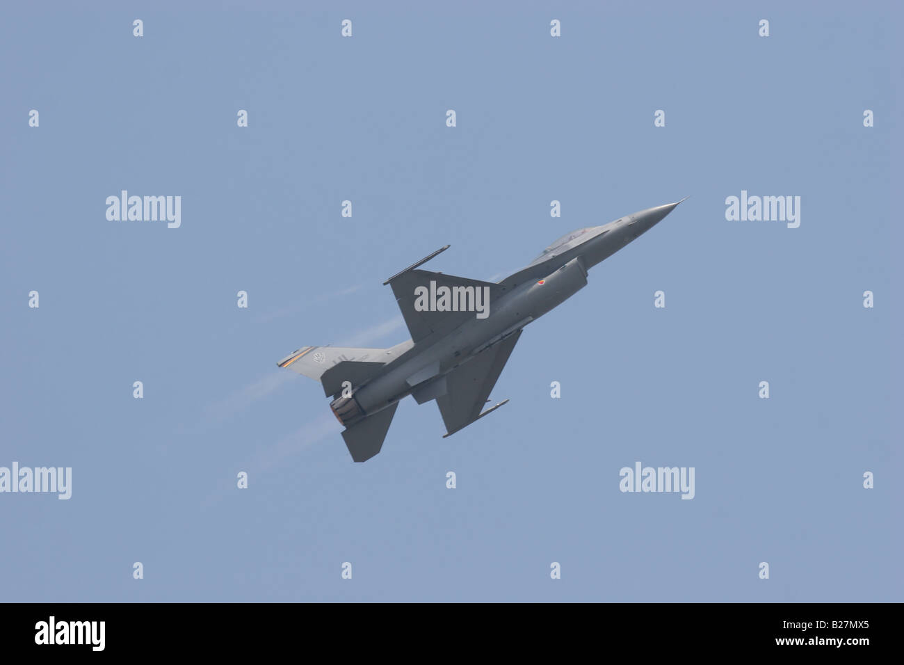 A F 16 fighter begins a vertical climb Stock Photo - Alamy