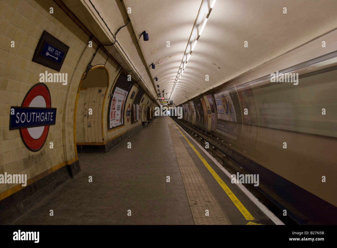 Piccadilly line london tube hi-res stock photography and images - Alamy