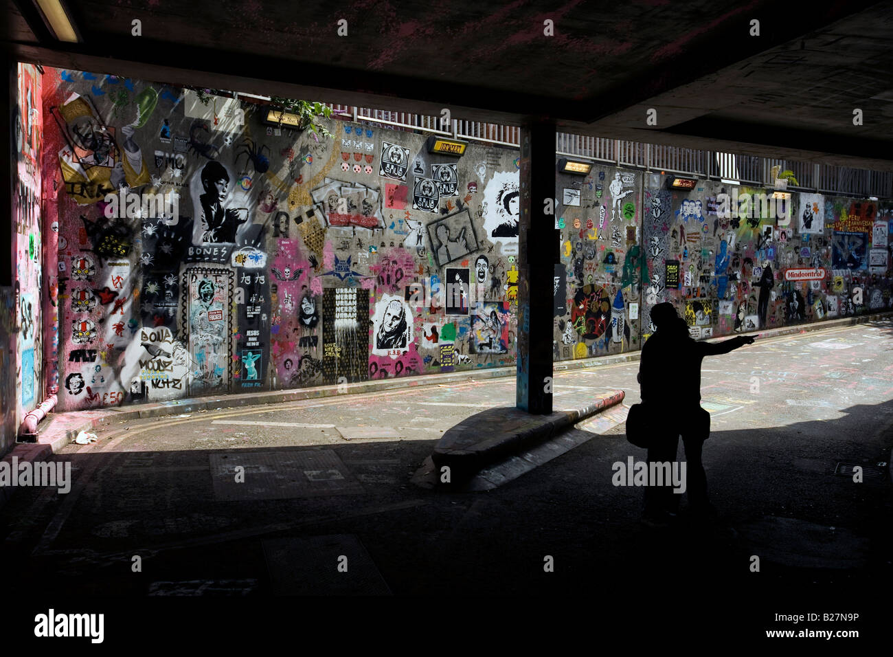 Banksy graffiti london people hi-res stock photography and images - Alamy