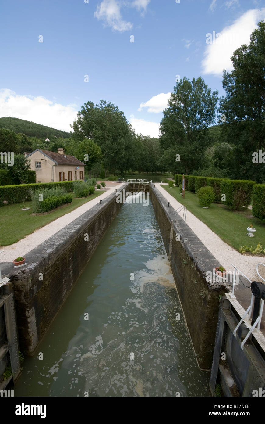 Canal de bourgogne cycle hi-res stock photography and images - Alamy