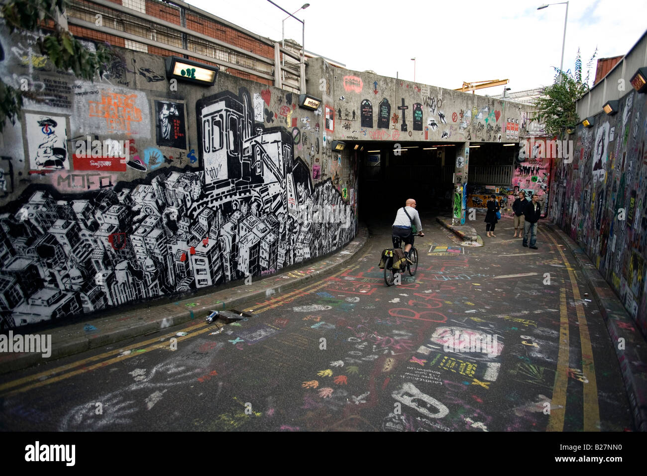 Banksy graffiti london people hi-res stock photography and images - Alamy