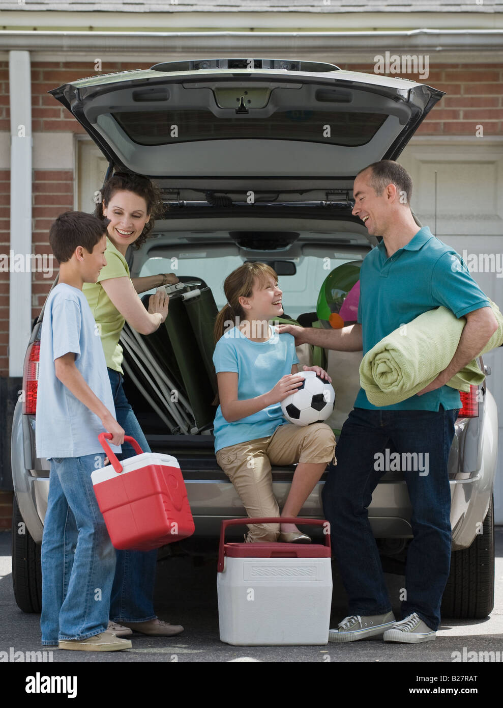 Family packing car for vacation Stock Photo - Alamy