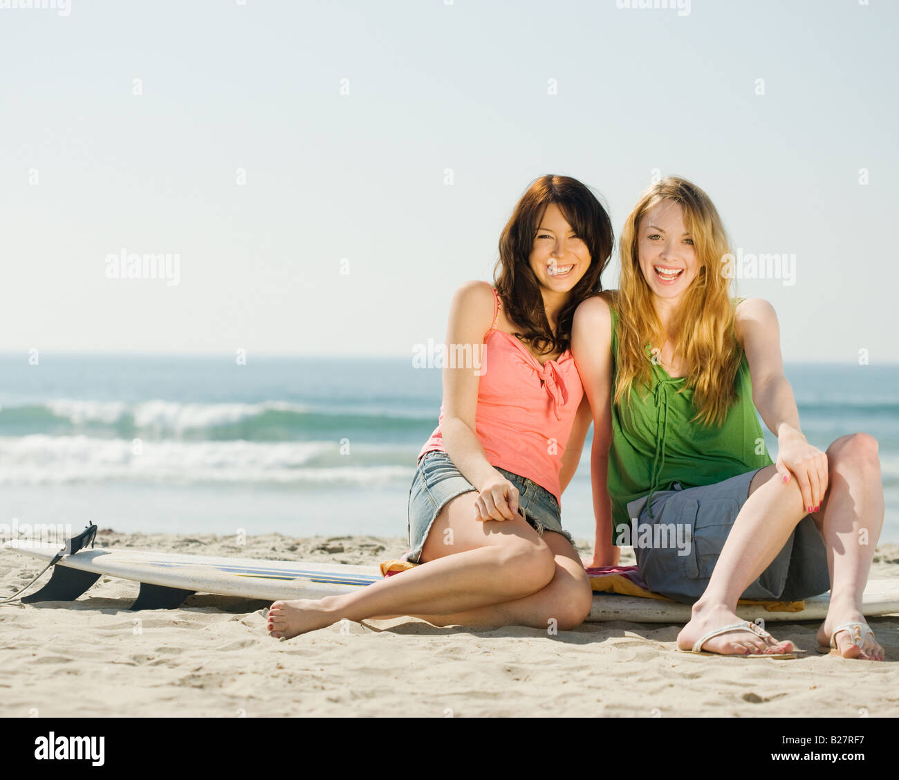Two people sitting on a surfboard hi-res stock photography and images ...