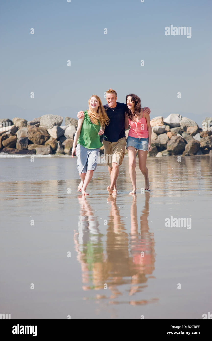 Friends group on beach hi-res stock photography and images - Alamy
