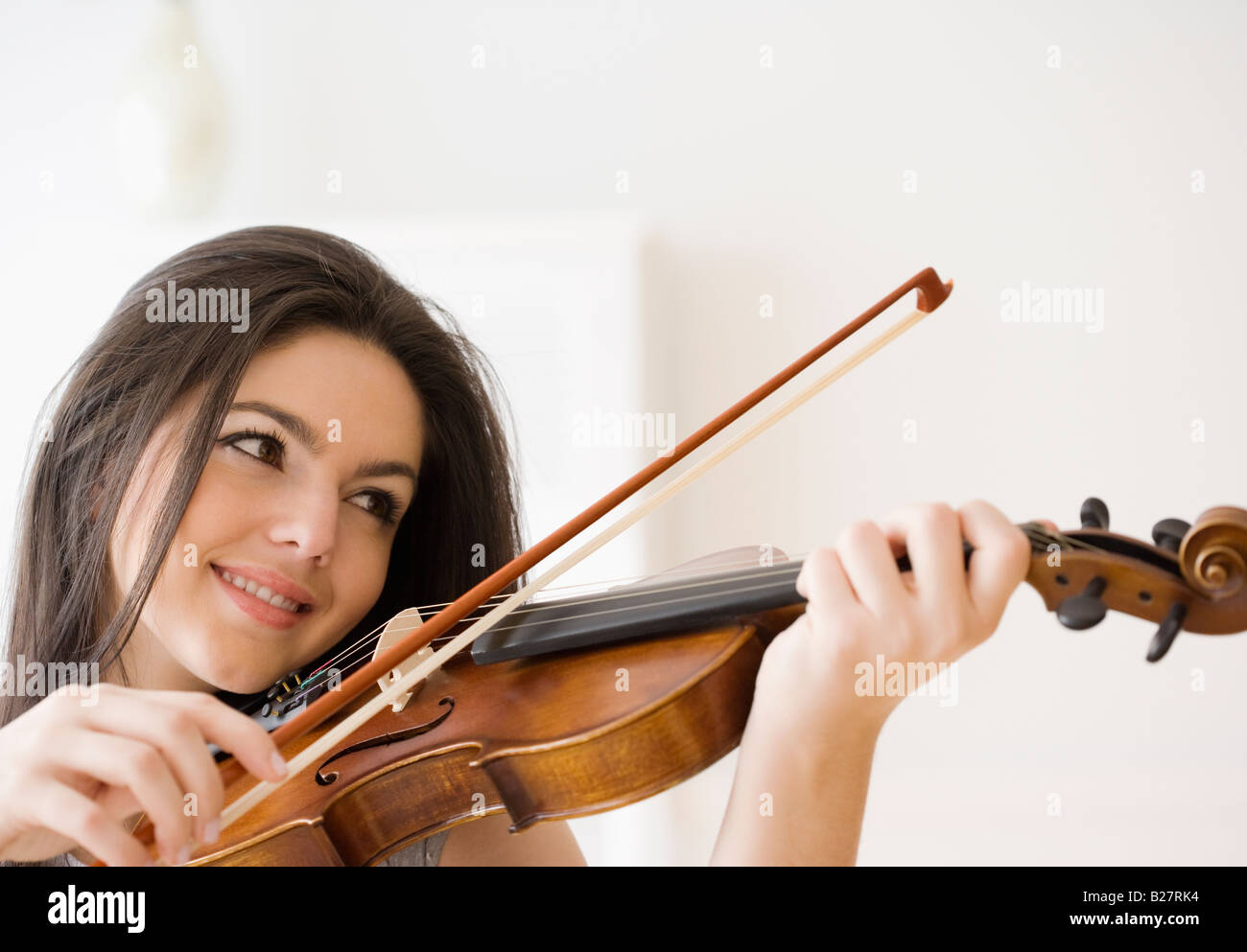 Woman playing violin Stock Photo - Alamy