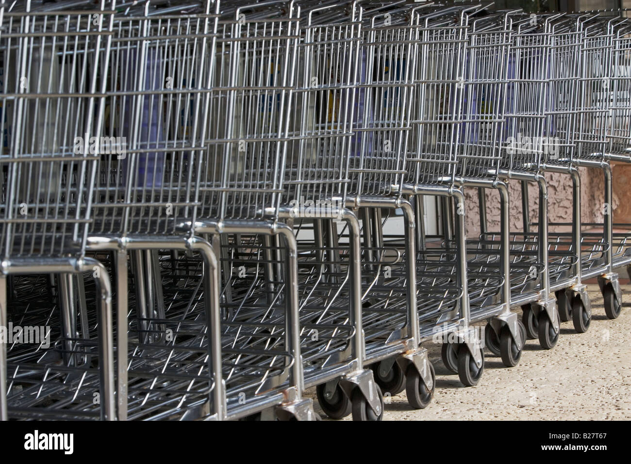 Row of shopping carts Stock Photo - Alamy