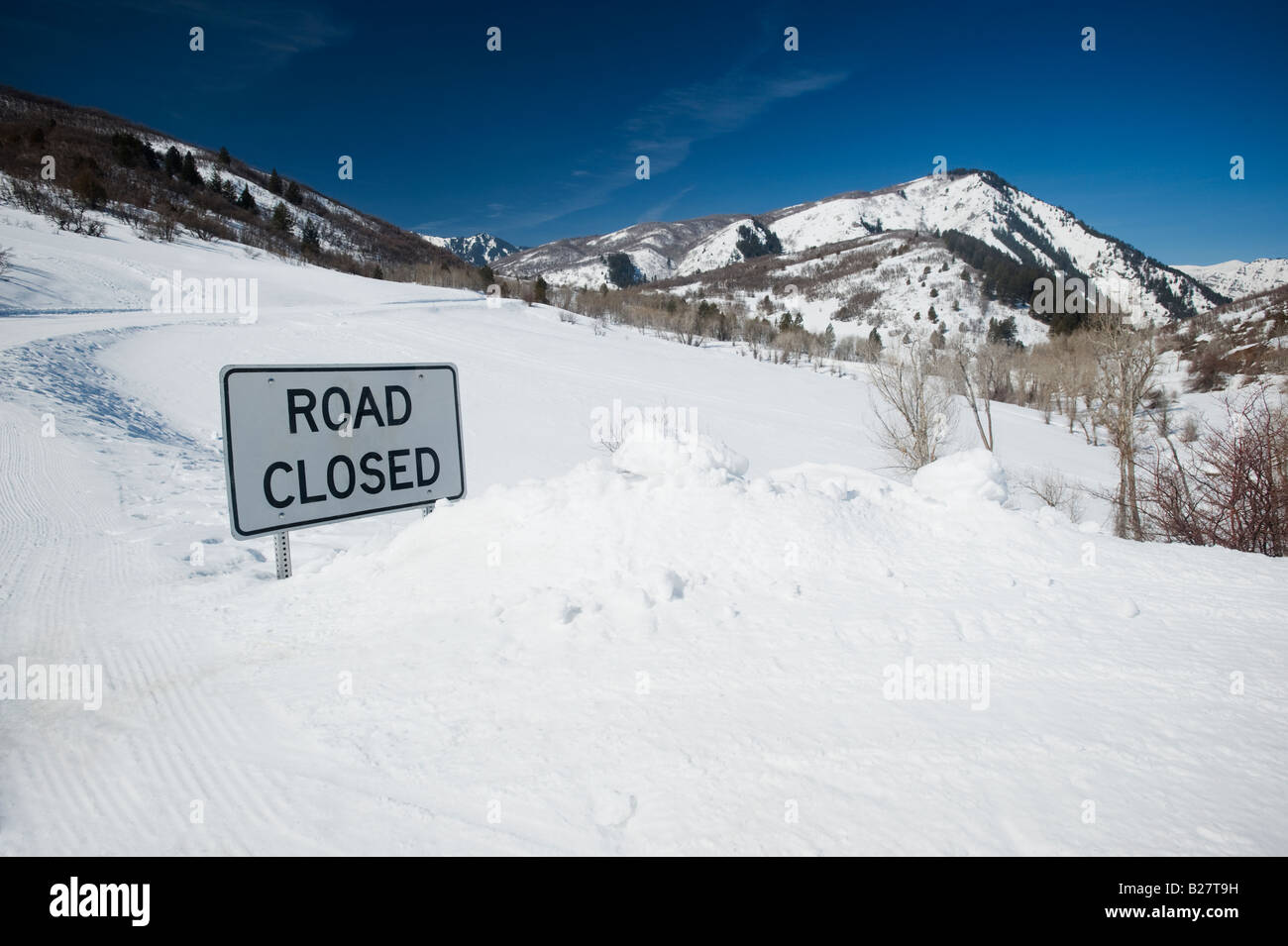 Road Closed sign in snow Stock Photo - Alamy