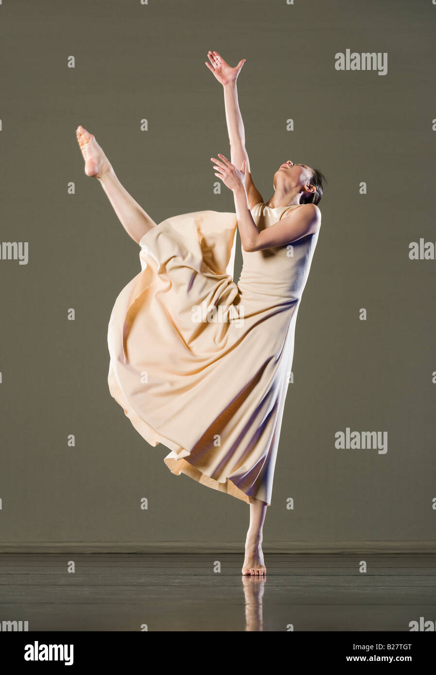Chinese dancer studio hi-res stock photography and images - Alamy