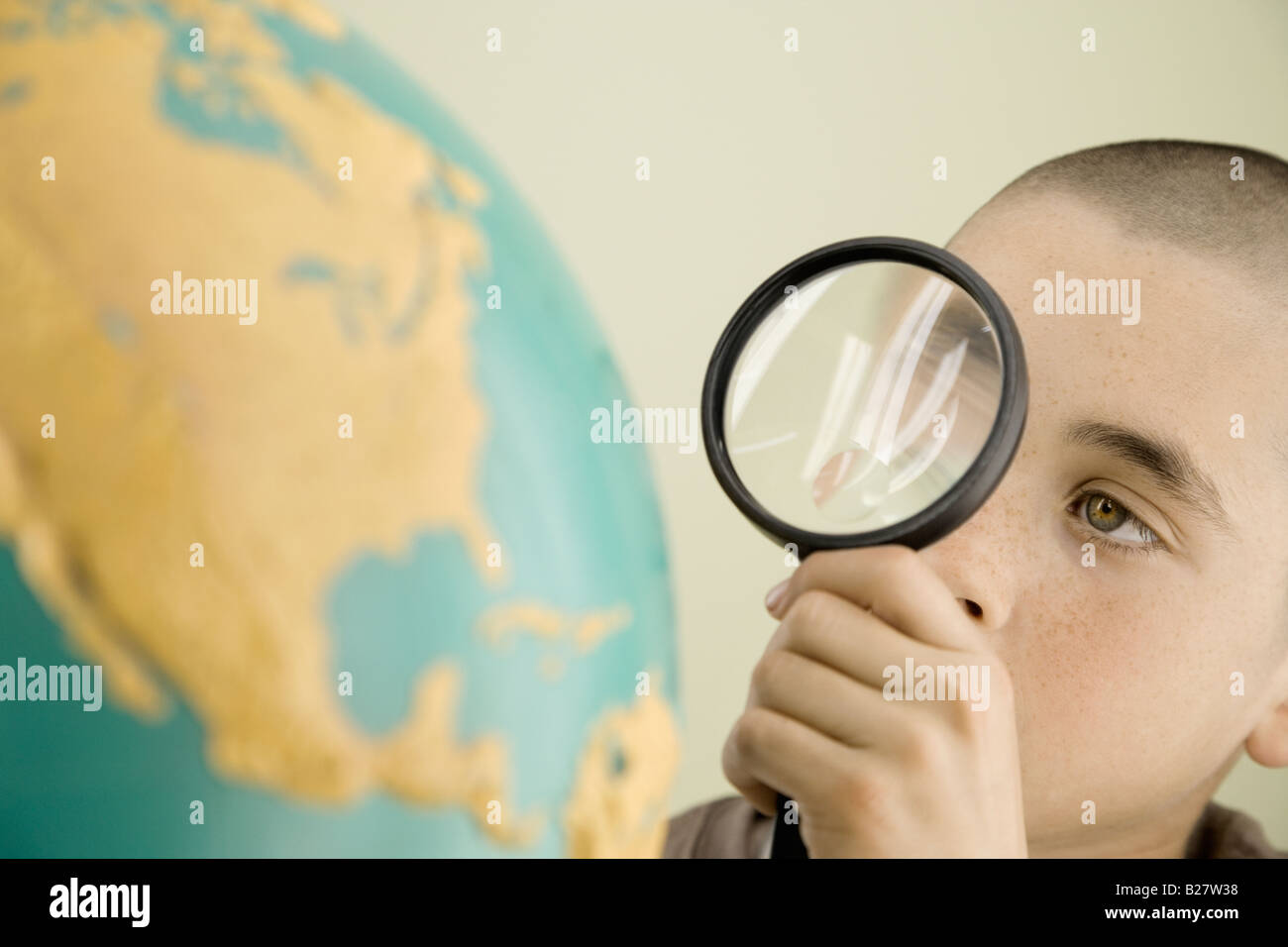 Magnifying glass globe hi-res stock photography and images - Alamy
