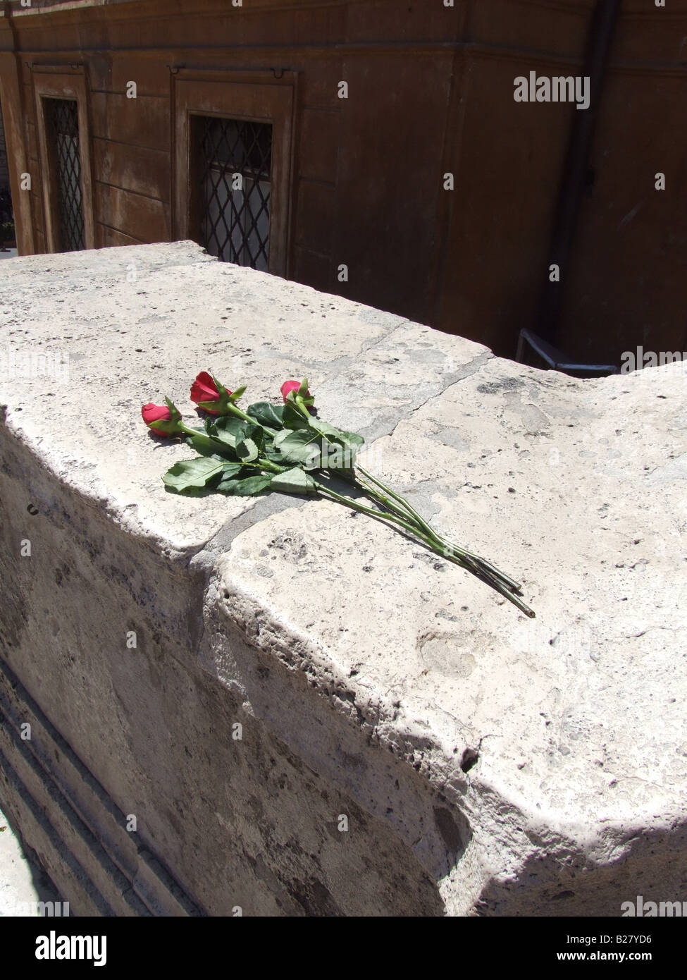 Red roses on steps hi-res stock photography and images - Alamy
