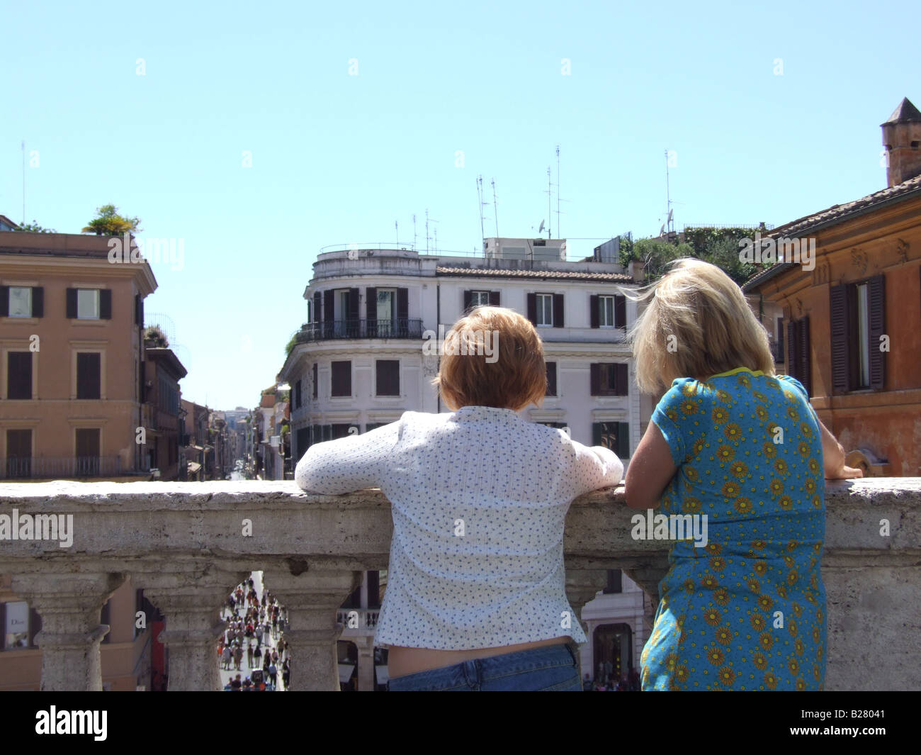 people on the spanish steps in rome Stock Photo - Alamy