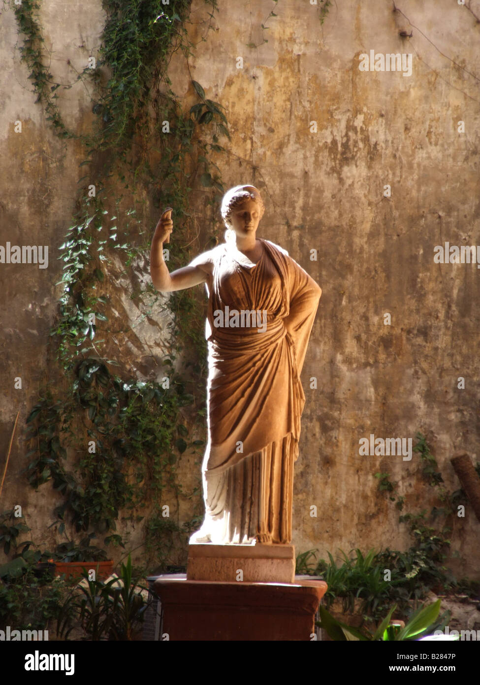 Statue of an ancient roman citizen hi-res stock photography and images ...