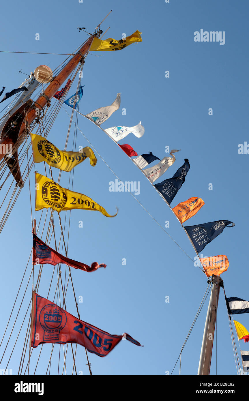 Ship mast flag hi-res stock photography and images - Alamy