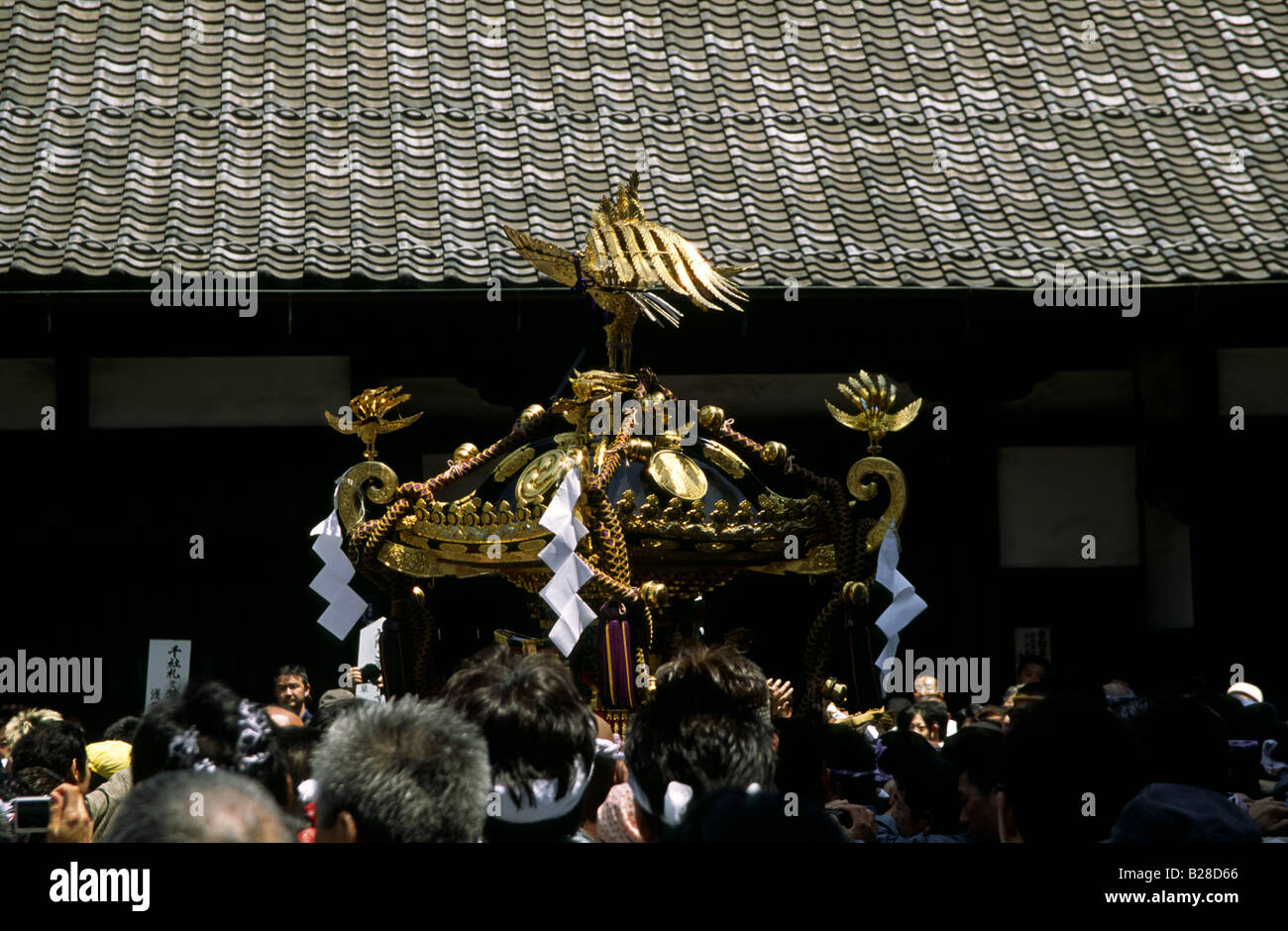 Mikoshi supporters hi-res stock photography and images - Alamy