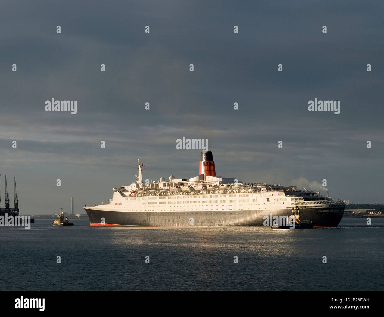 Cunard ocean liner Queen Elizabeth 2 arriving at her home port of ...