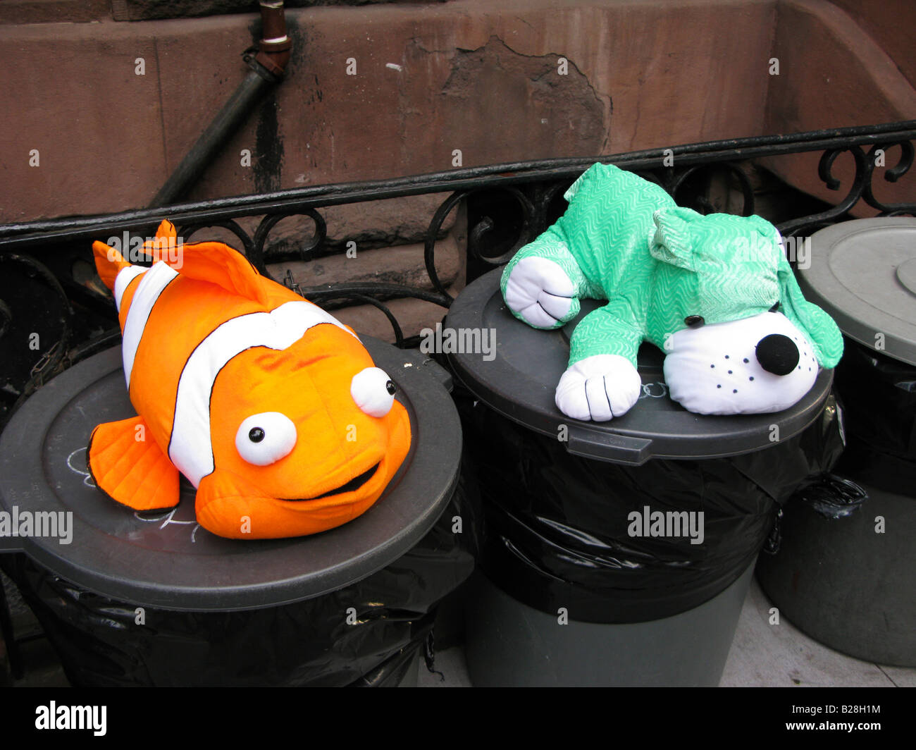 Animals trash hi-res stock photography and images - Alamy