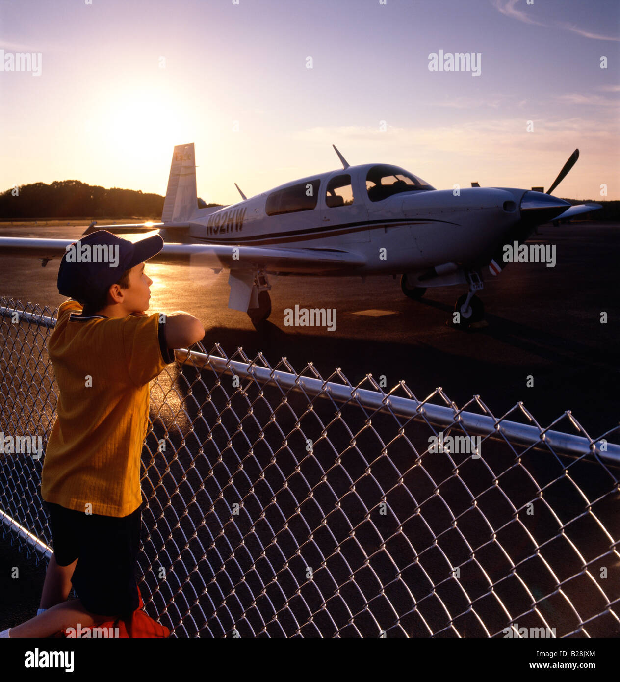 People peering over the side hi-res stock photography and images - Alamy