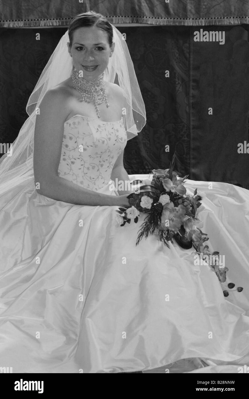 Woman wedding dress alter hi-res stock photography and images - Alamy