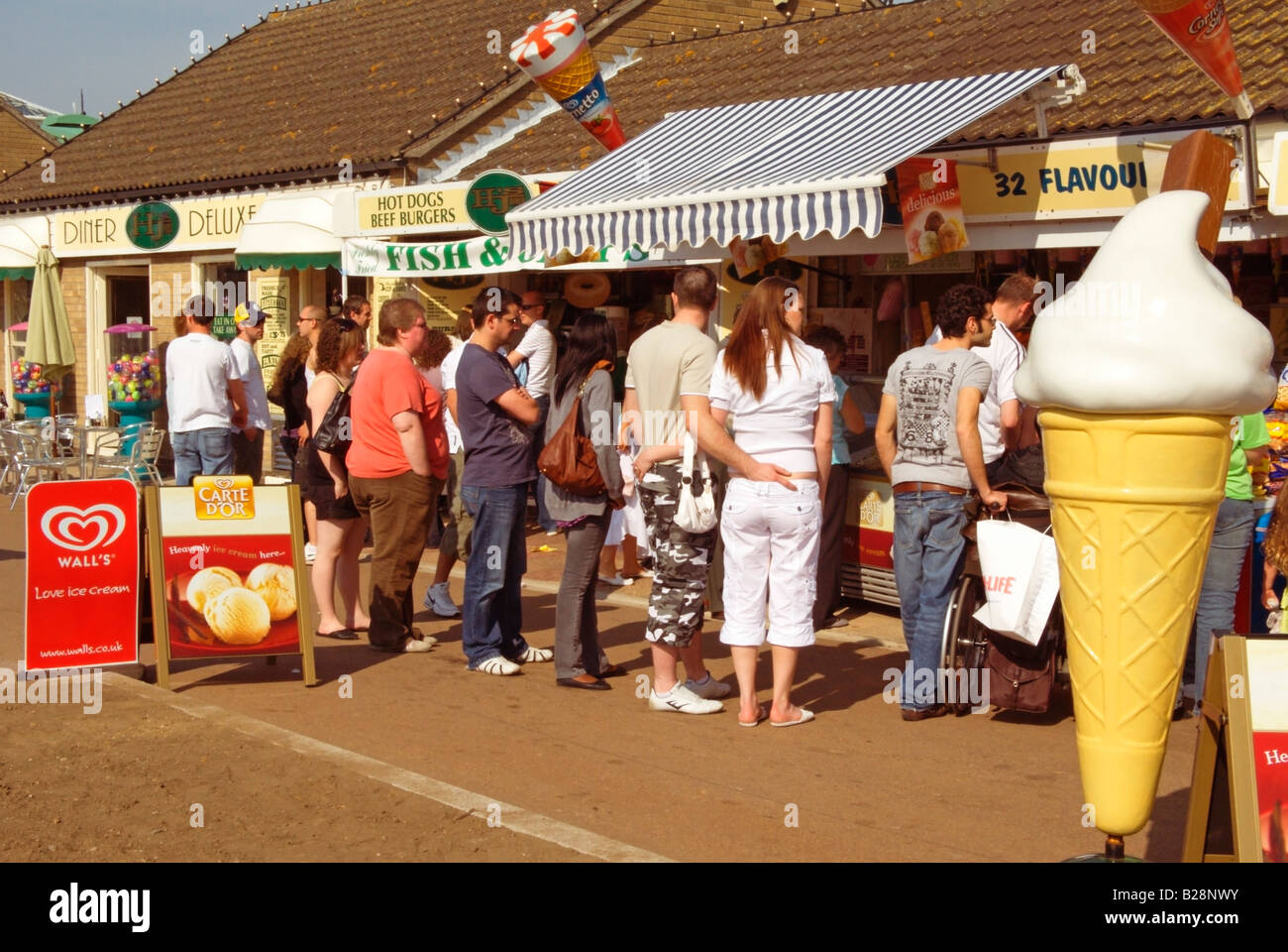 Ice Cream Queue Typical Tourist Scene Marine Parade Great Yarmouth ...