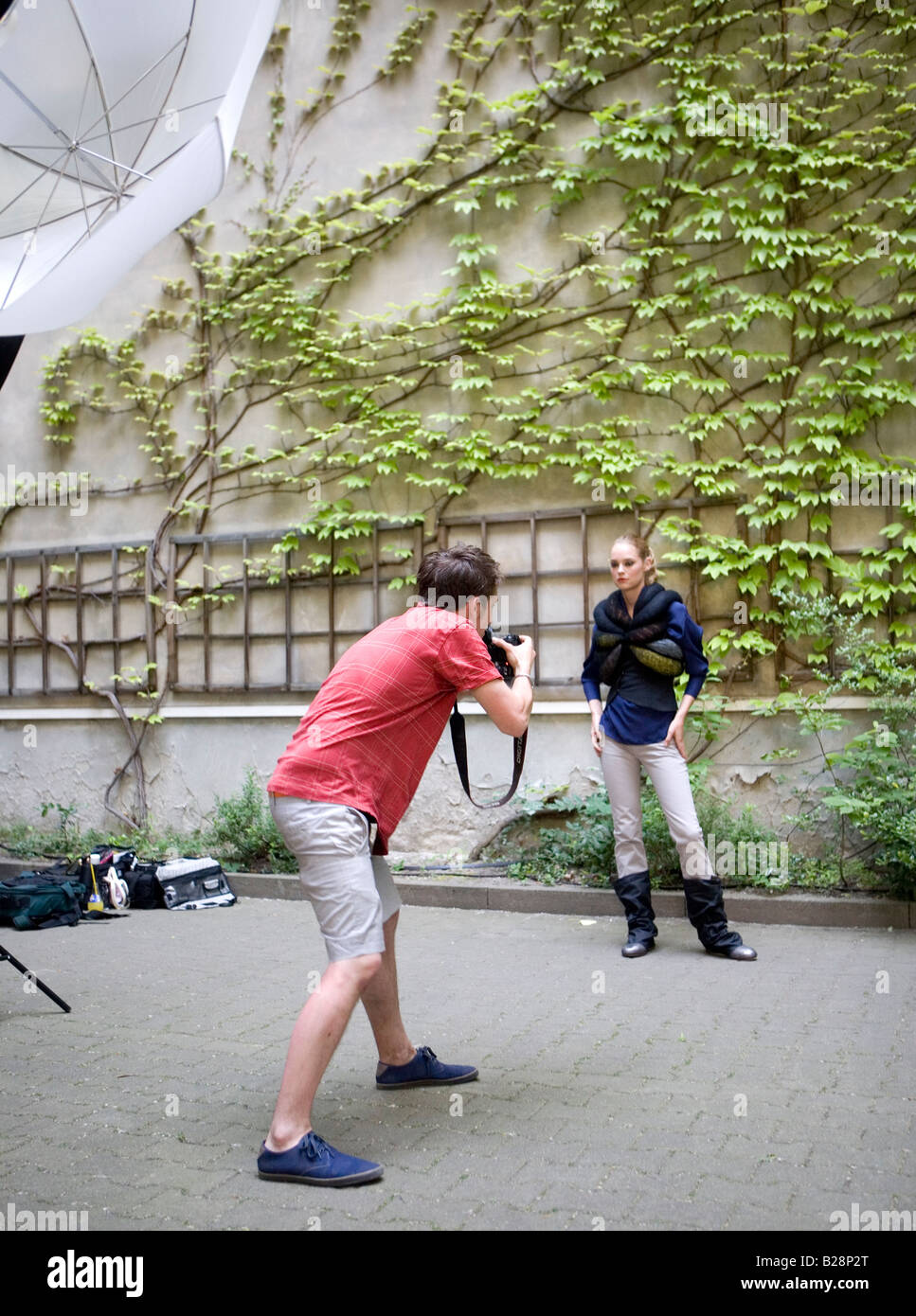 A Photographer with model on a fashion shoot Stock Photo - Alamy