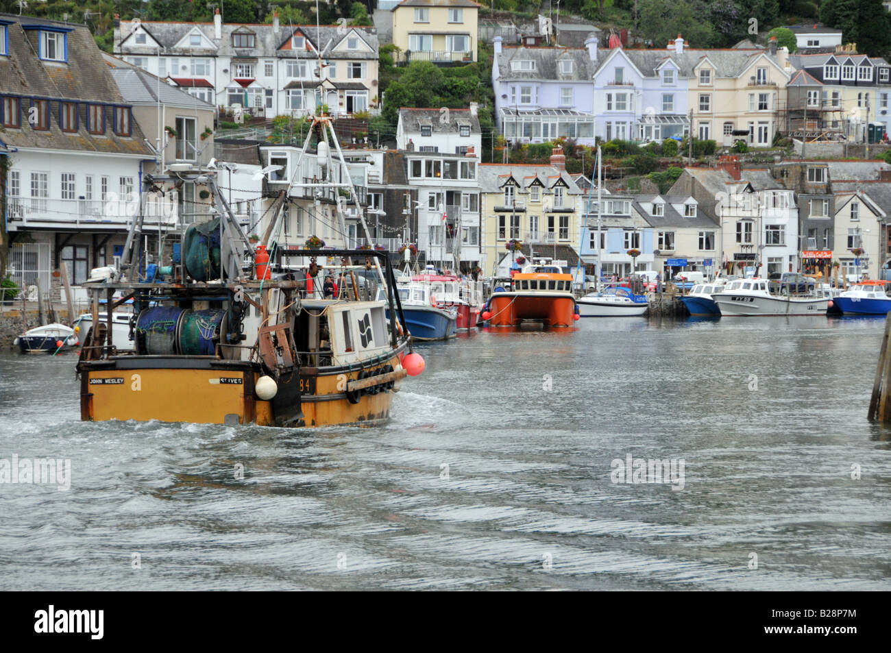 Fishing boats looe harbour cornwall hi-res stock photography and images ...