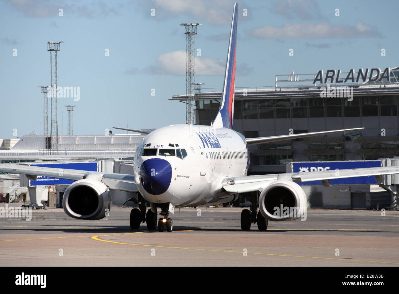 Aircraft on runway hi-res stock photography and images - Alamy