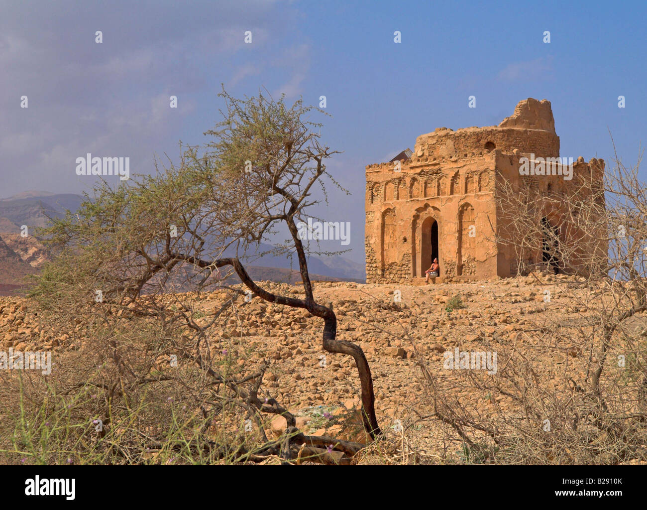 Tomb of Bibi Myriam Madinat Qalhat north of Sur Oman Stock Photo - Alamy