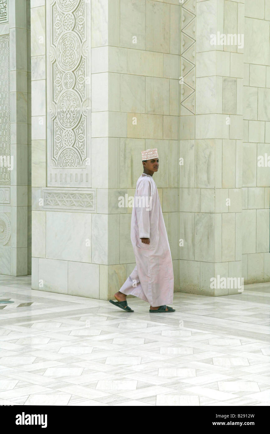 Omani man walking hi-res stock photography and images - Alamy