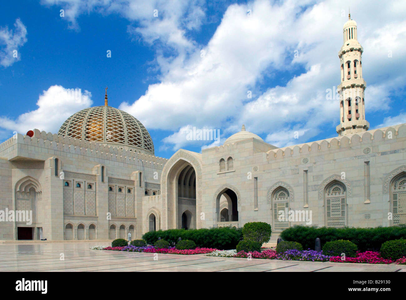 Outer courtyard Sultan Qaboos Grand Mosque Muscat Oman Stock Photo - Alamy