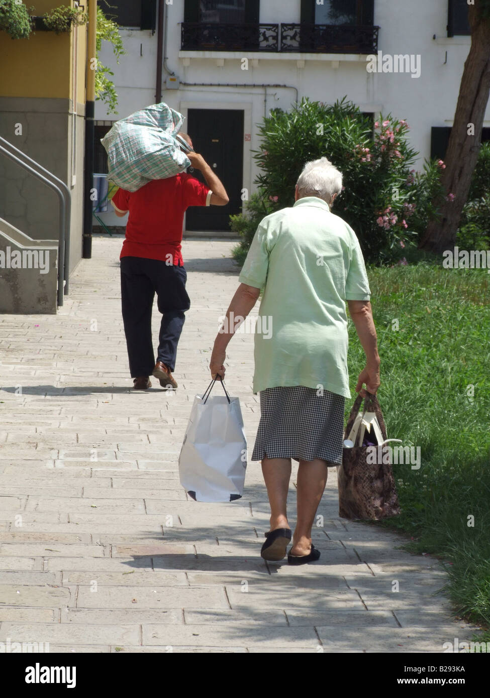 Elderly man carrying heavy shopping hi-res stock photography and images ...