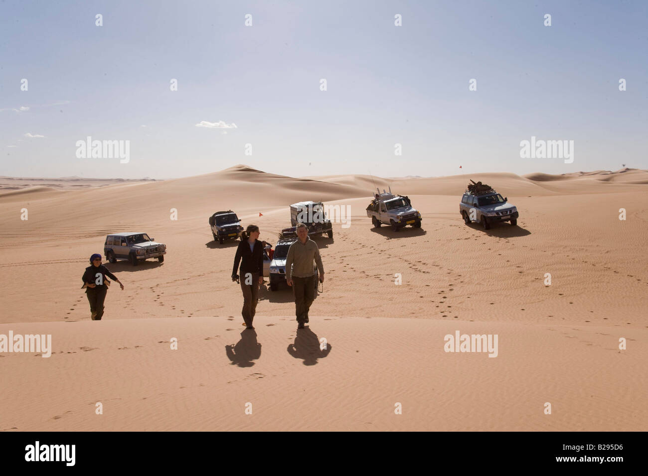 Libya Sahara Desert Tourism Desert trip in 4x4s Stock Photo - Alamy