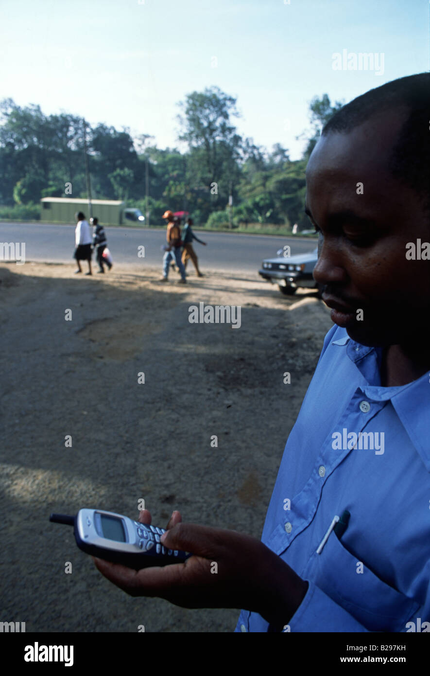africa mobile phone user Stock Photo - Alamy