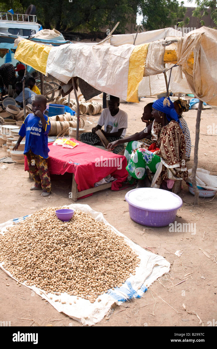 Traders outside mosque mali hi-res stock photography and images - Alamy