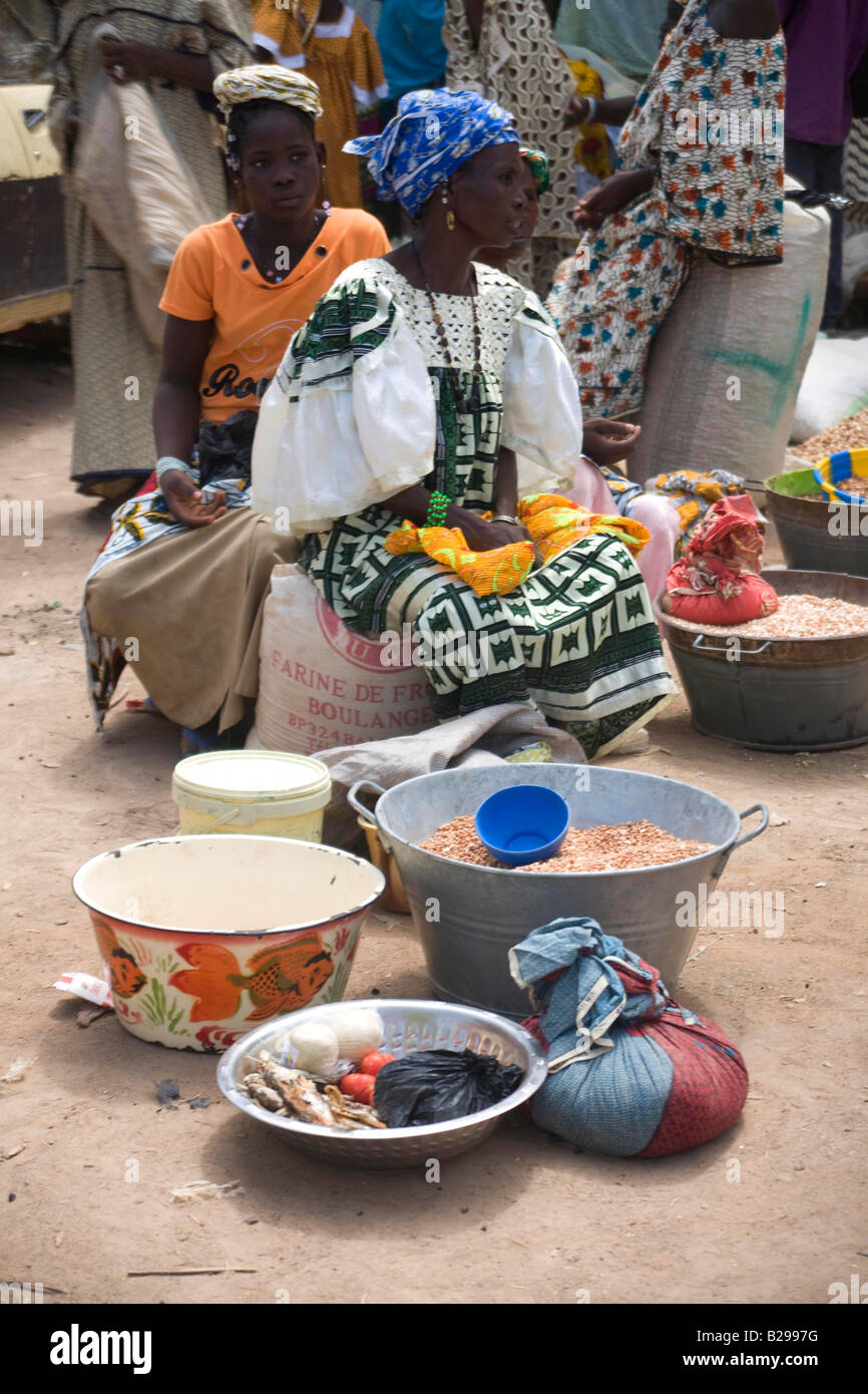 Traders outside mosque mali hi-res stock photography and images - Alamy