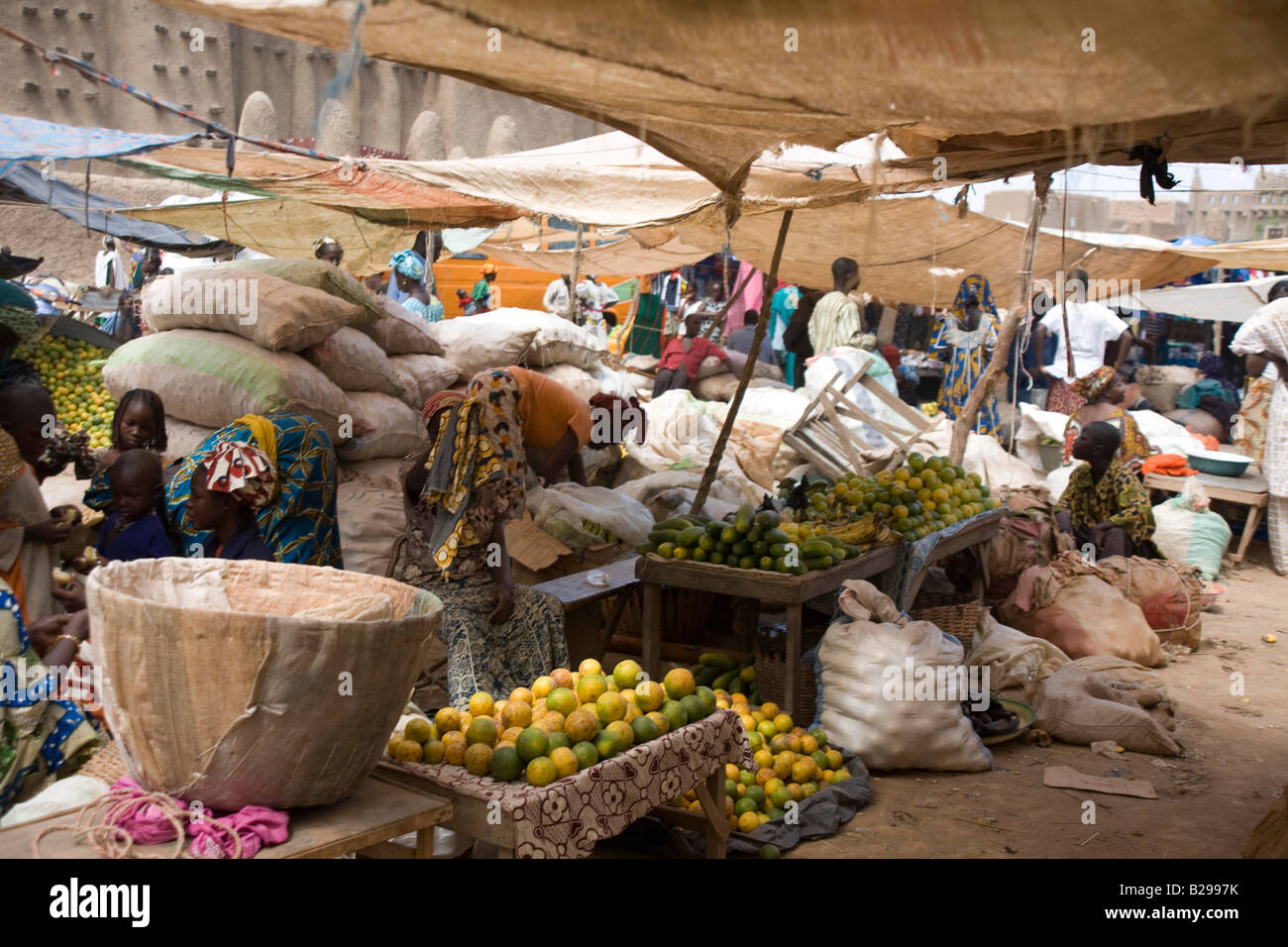 Traders outside mosque mali hi-res stock photography and images - Alamy