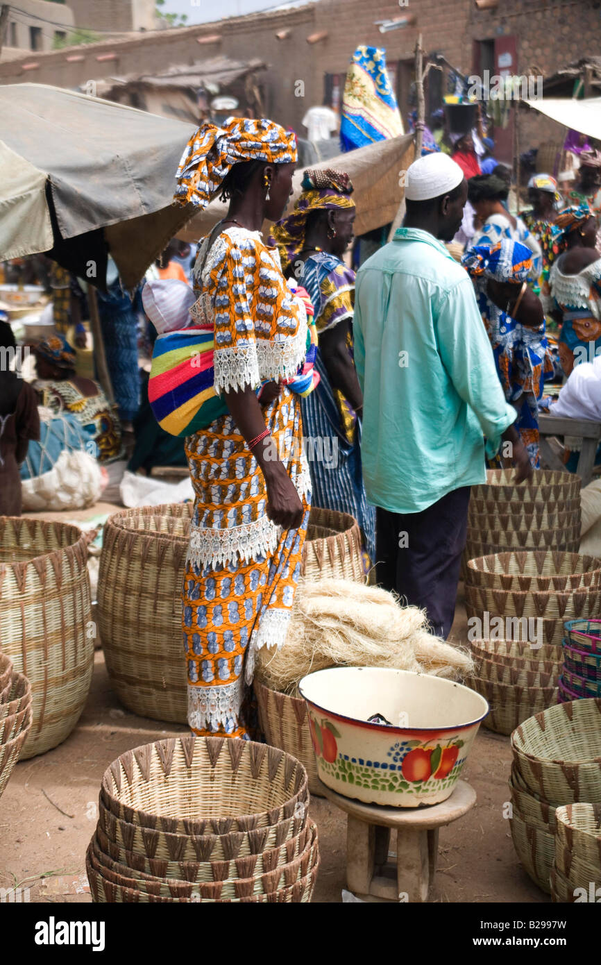 Traders outside mosque mali hi-res stock photography and images - Alamy