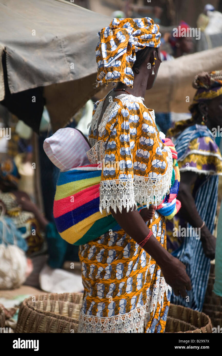 Traders outside mosque mali hi-res stock photography and images - Alamy