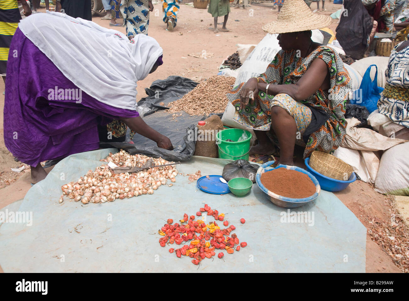 Traders and camels hi-res stock photography and images - Alamy