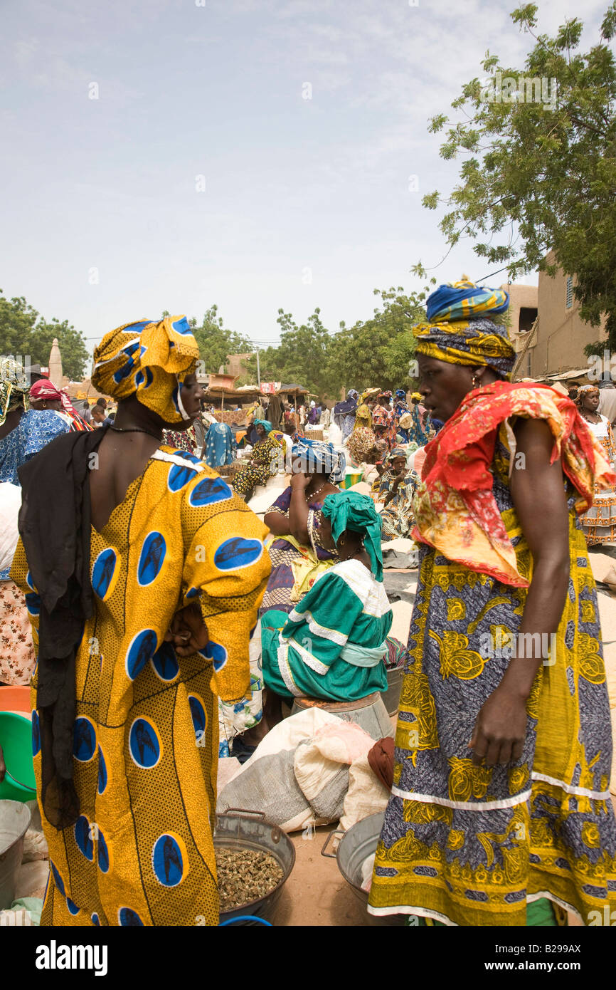 Traders outside mosque mali hi-res stock photography and images - Alamy