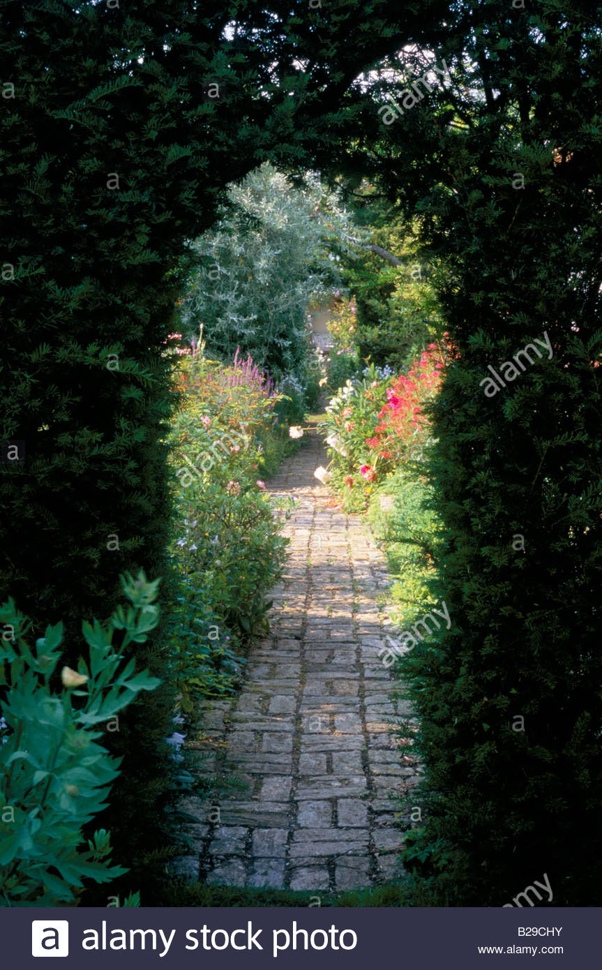 Yew Hedge With Arch Stock Photos & Yew Hedge With Arch Stock Images - Alamy