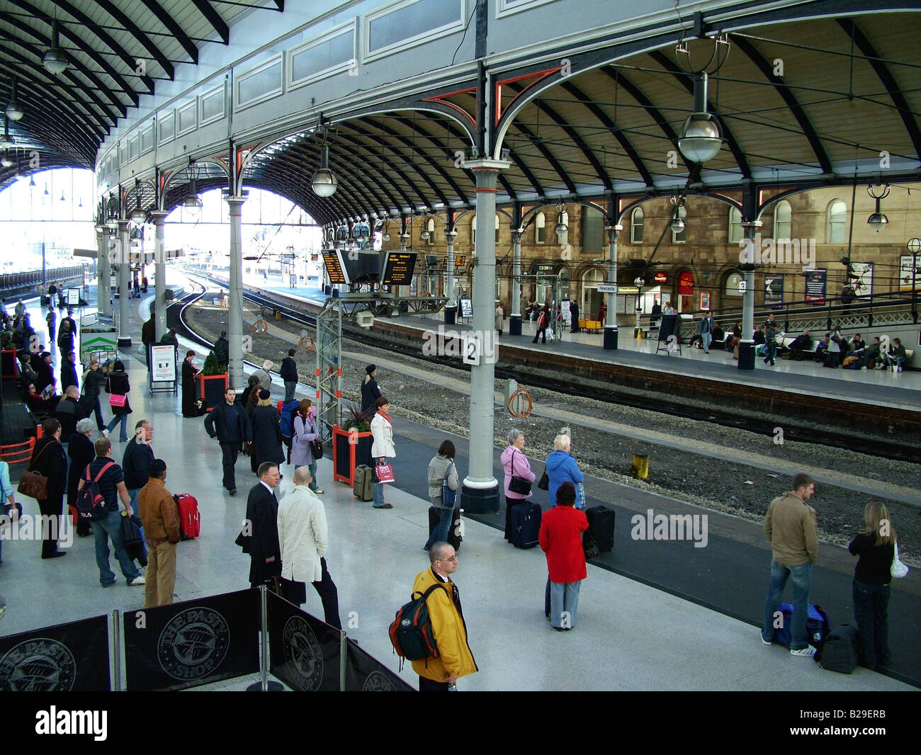 Newcastle railway station hi-res stock photography and images - Alamy