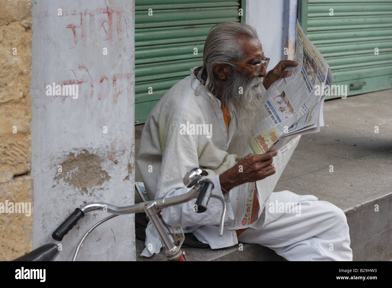 An old man reading newspaper, Jodhpur, India Stock Photo - Alamy