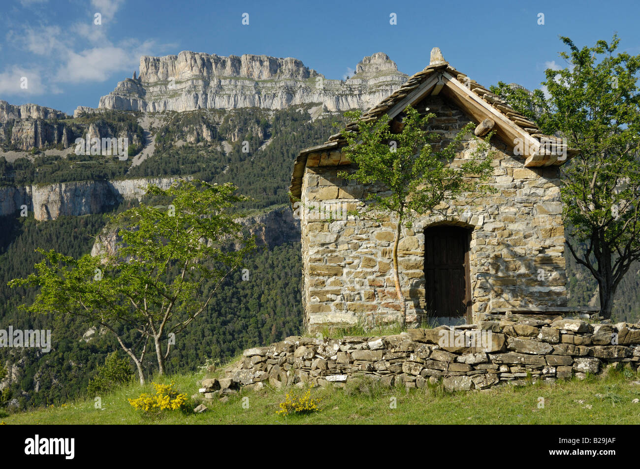 Stone hut / Buerba Stock Photo - Alamy