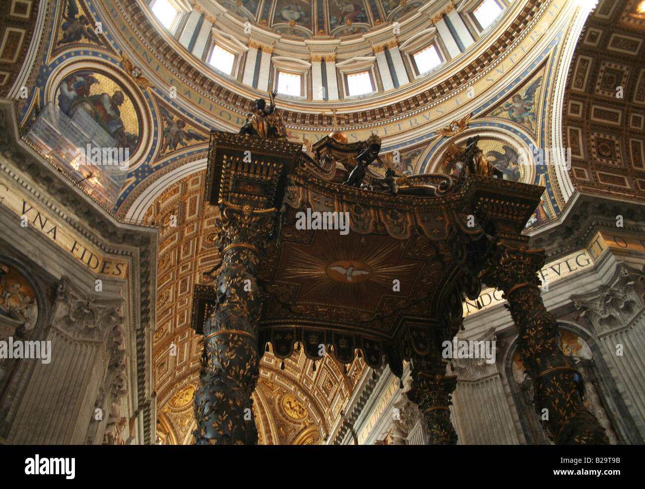 Altar of st peter s basilica hi-res stock photography and images - Alamy